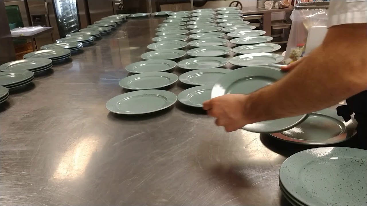 Dinner service commercial kitchen - YouTube