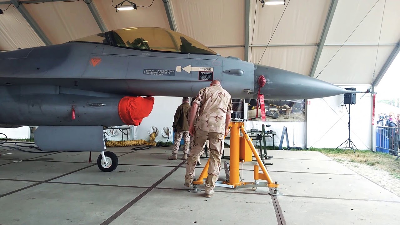 F 16 Servicing In The Hangar Youtube 8132