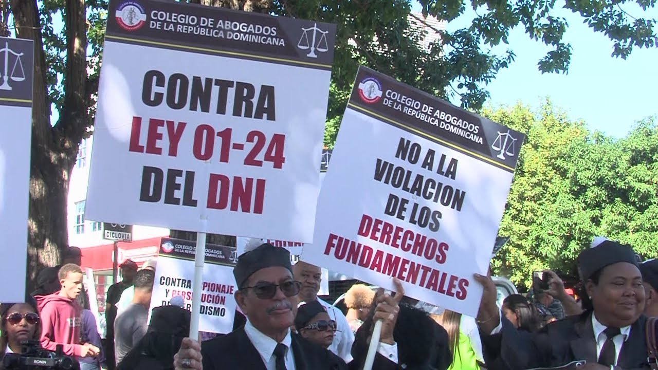 Vociferando “democracia y libertad”, abogados protestan contra ley crea ...