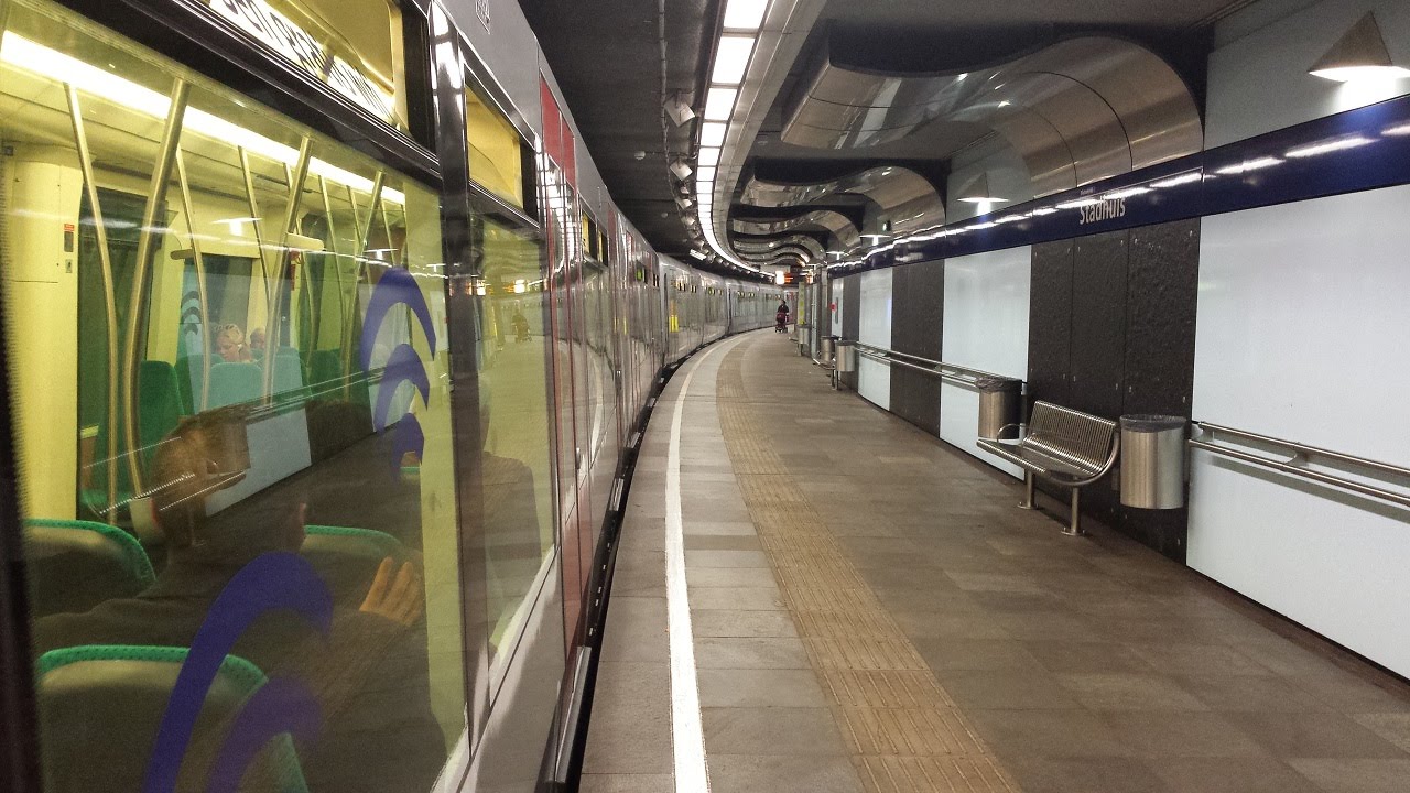 RET Metro 4*Type B ("nieuw-oud-oud-nieuw") op station Stadhuis richting ...