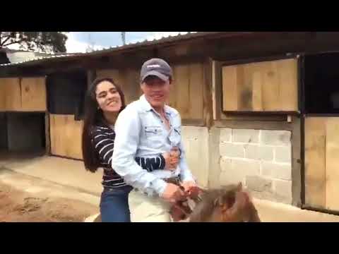 Parejita monta en pony