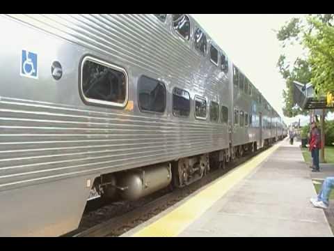 Metra 138 departs elmhurst with some awesome p5 horn - YouTube