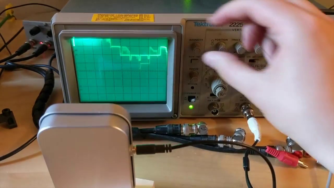 Analog feedback: oscilloscope & Lite2Sound BC - YouTube