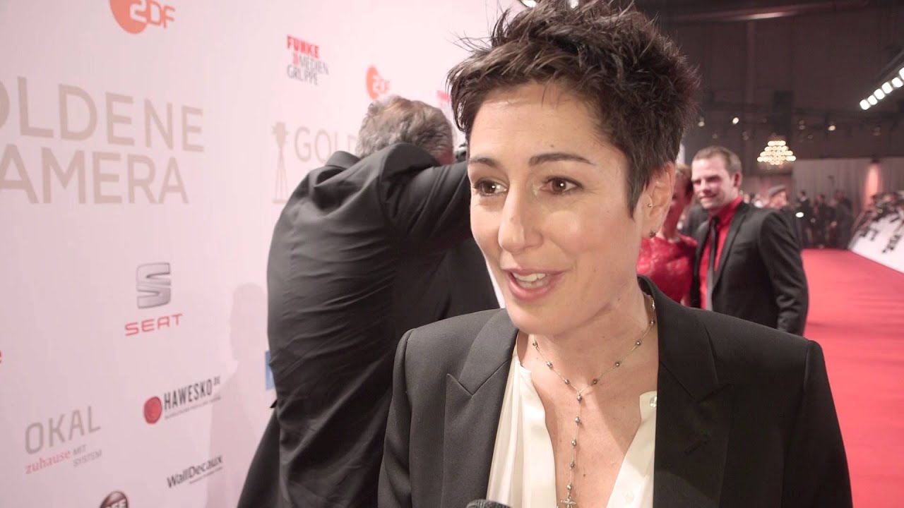 Red Carpet Interview mit Dunja Hayali | GOLDENE KAMERA 2016 - YouTube