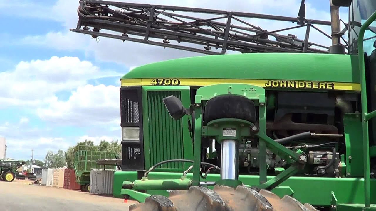 JOHN DEERE 4700 sprayer EU242 - YouTube