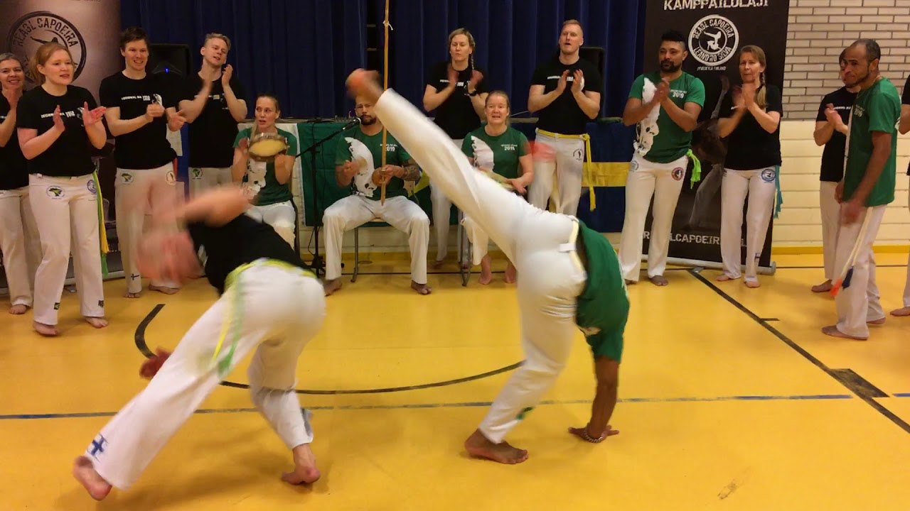 Capoeira roda - YouTube