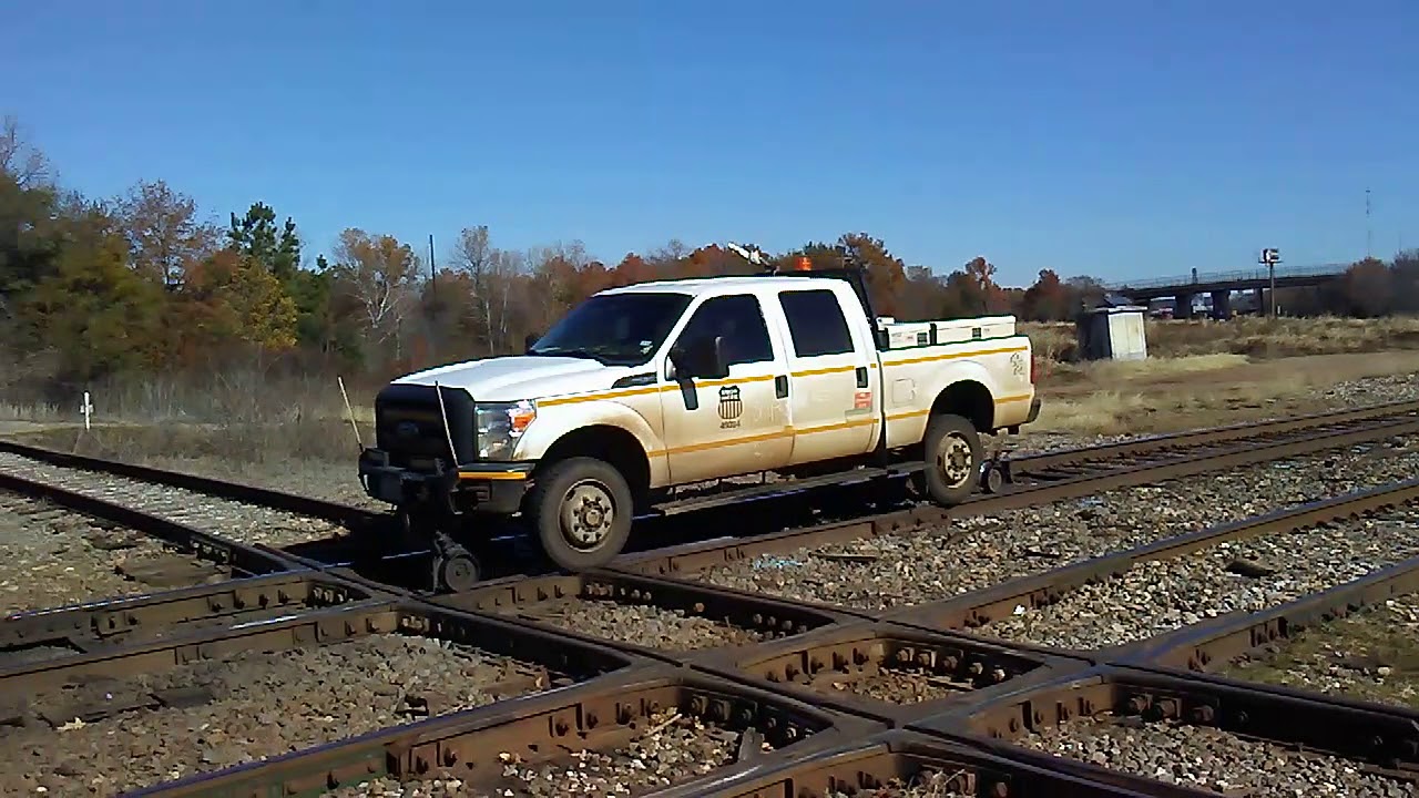 UNION PACIFIC HI RAIL TRUCK 11-28-18. - YouTube