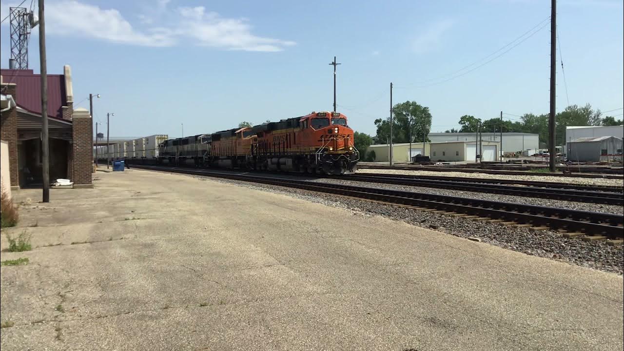 BNSF 8263 (ES44C4) and 3 SD70MACs lead Q-CHISTO through Streator, IL 06/18/21 - YouTube