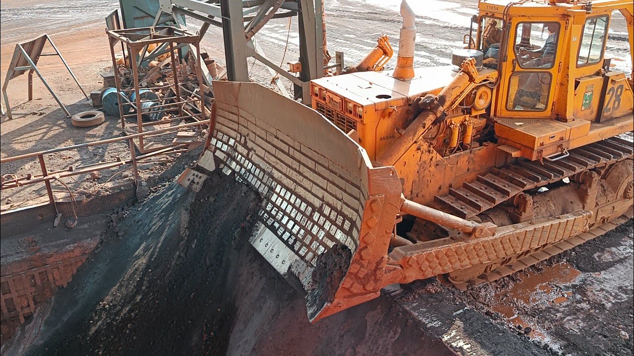 Operation of dozer machine for dumping platform cleaning work ...