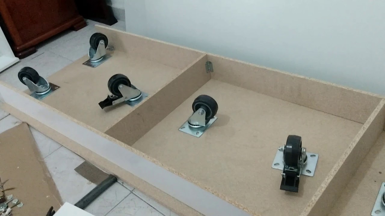 Como colocar rodinhas em guarda roupa de porta de correr - YouTube