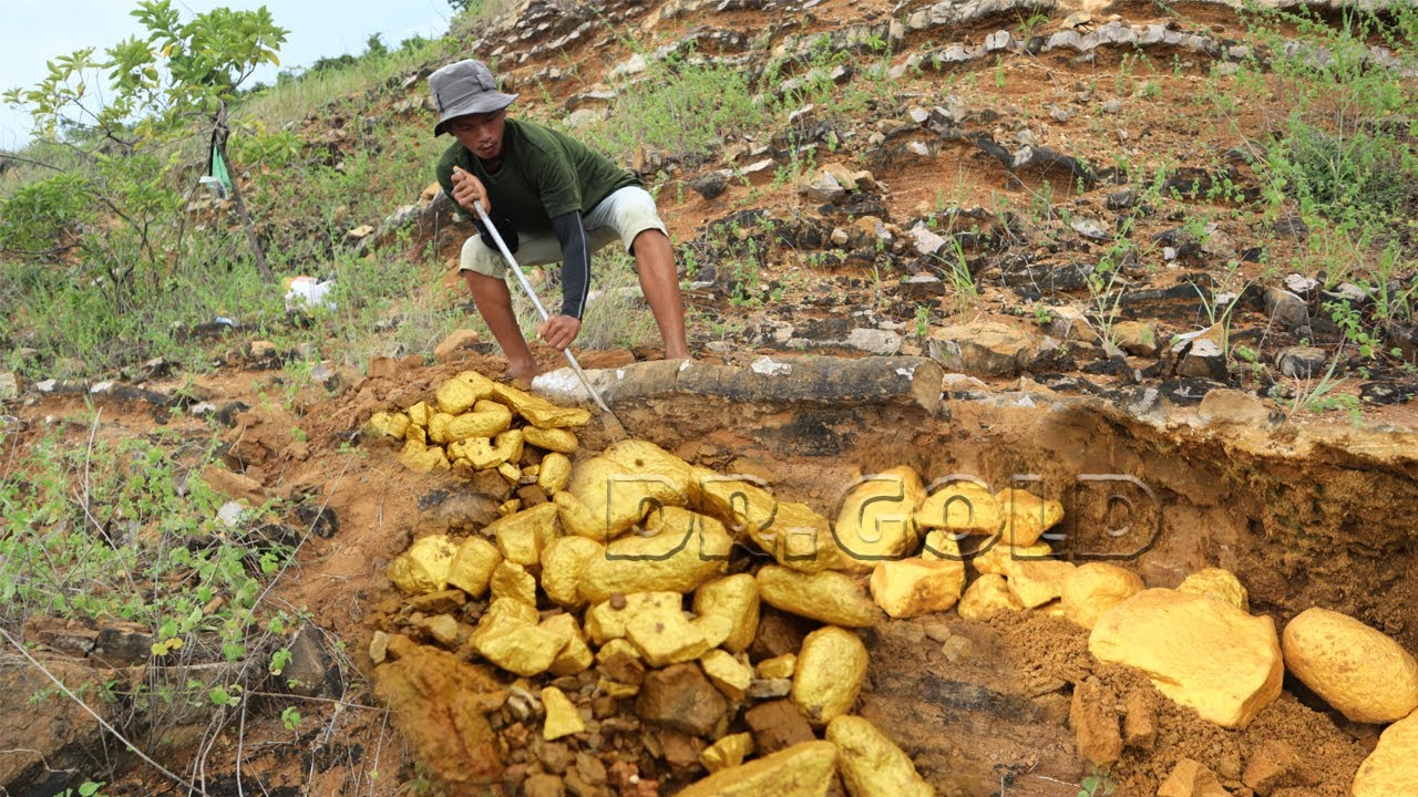 wow big gold under stone-Mining a lot of gold on mountain by young man ...