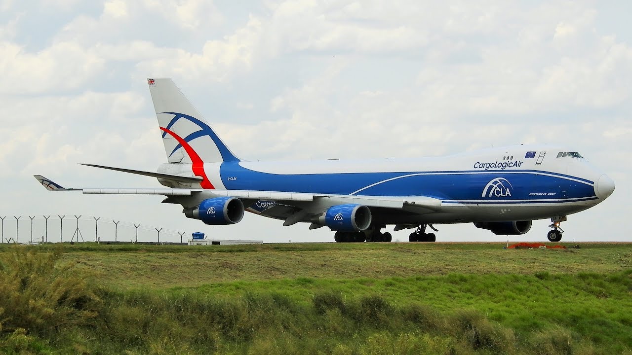 Pouso e Decolagem Cargo Logic Air Transportando equipamentos da Formula ...