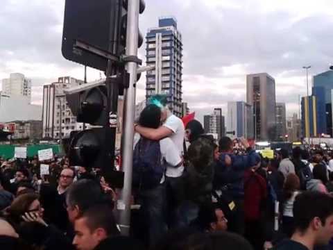 Casal se beijando durante protestos em São Paulo