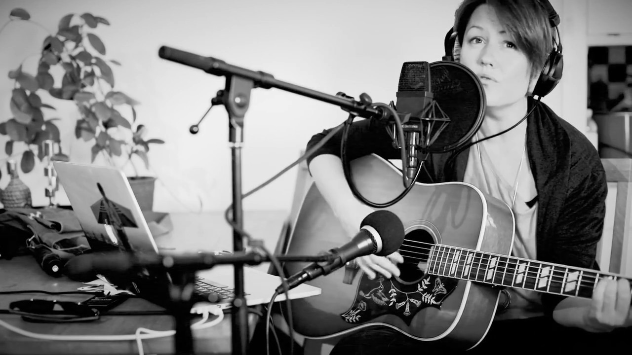 Laila Samuels - Walk on water - Live & Acoustic - YouTube