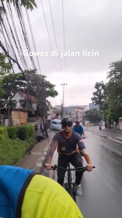 Gowes di jalan licin sehabis hujan - YouTube