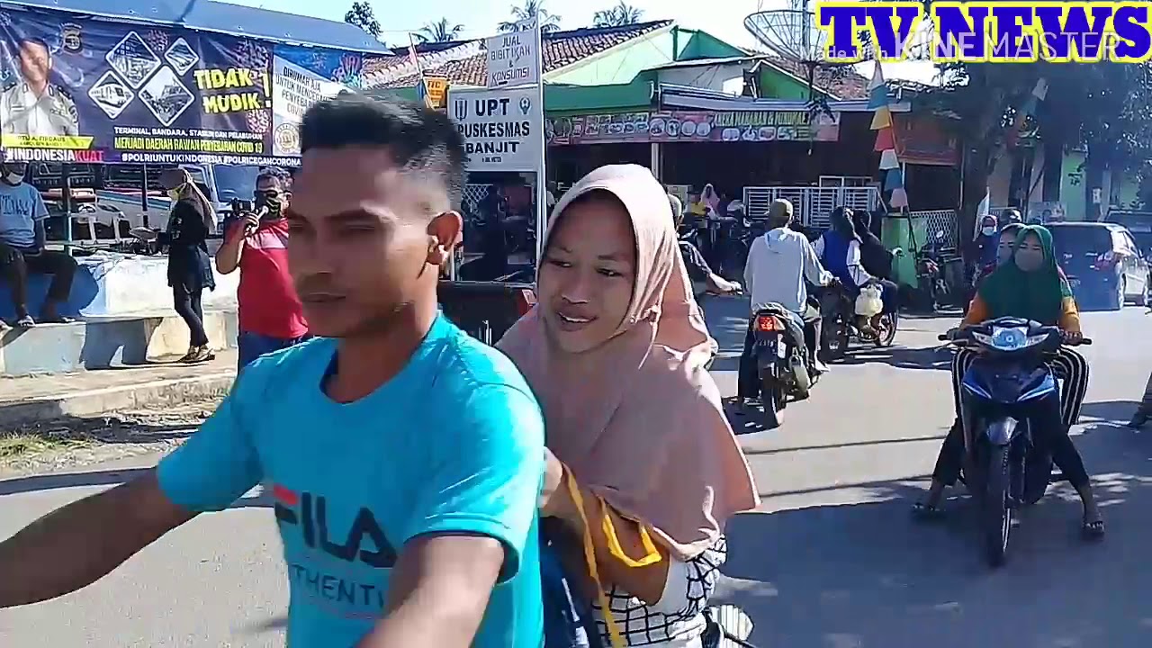 PEMBAGIAN MASKER SECARA GRATIS DI PASAR BANJIT - YouTube