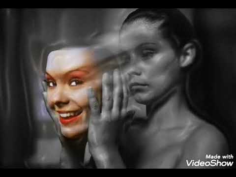 Şəkillərdə gülən qadın