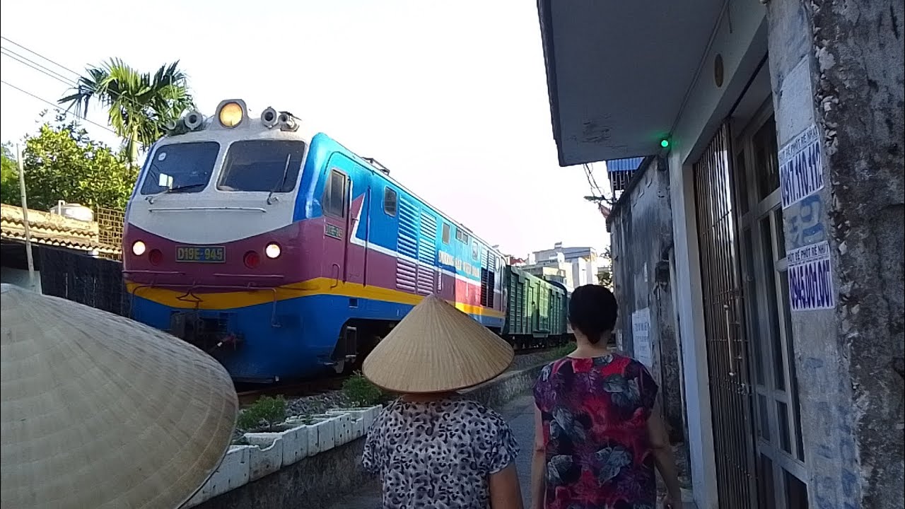 [1207] D19E-945 kéo tàu khách SSE8 trễ 5' | Cua P.Nam ga Nam Định (17: ...