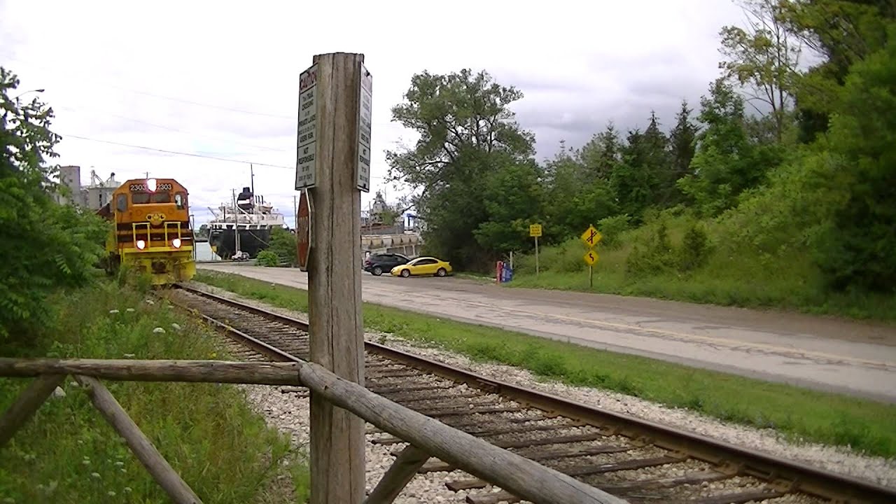 GEXR 518 Pulling 10 Grain cars up the steep grade in Goderich! - YouTube