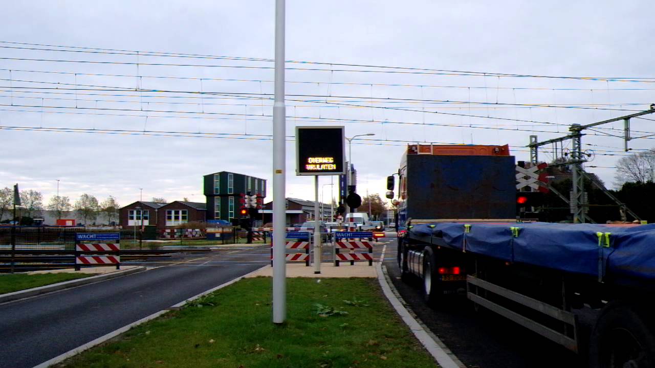 Dutch Railroad Crossing/ Level Crossing/ Spoorwegovergang Almelo - YouTube