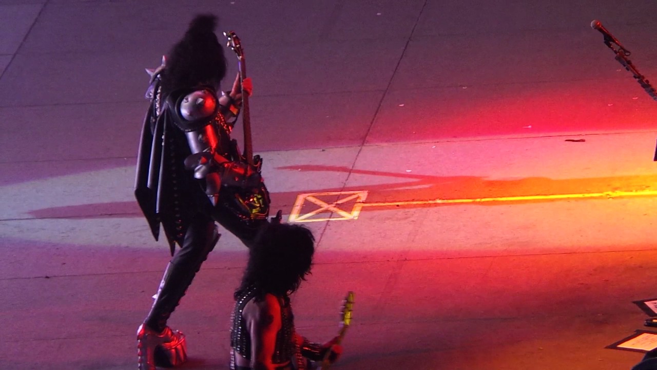 Kiss war machine live Glasgow 2017 - YouTube