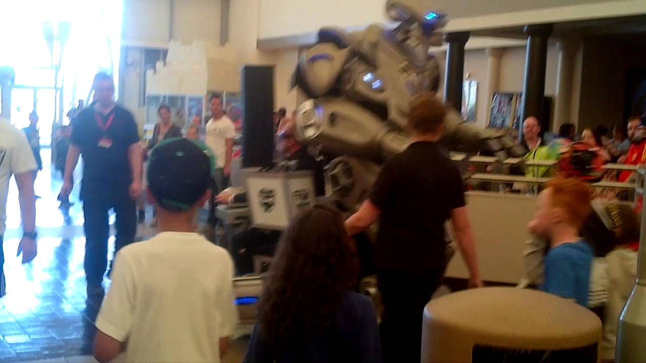 Titan The Robot @ Butlins Skegness 2014 - YouTube