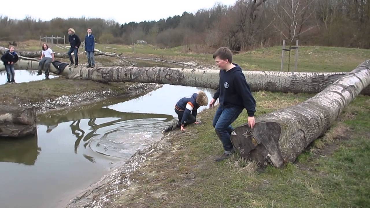 Slootje springen op winterweekend 2013 - YouTube