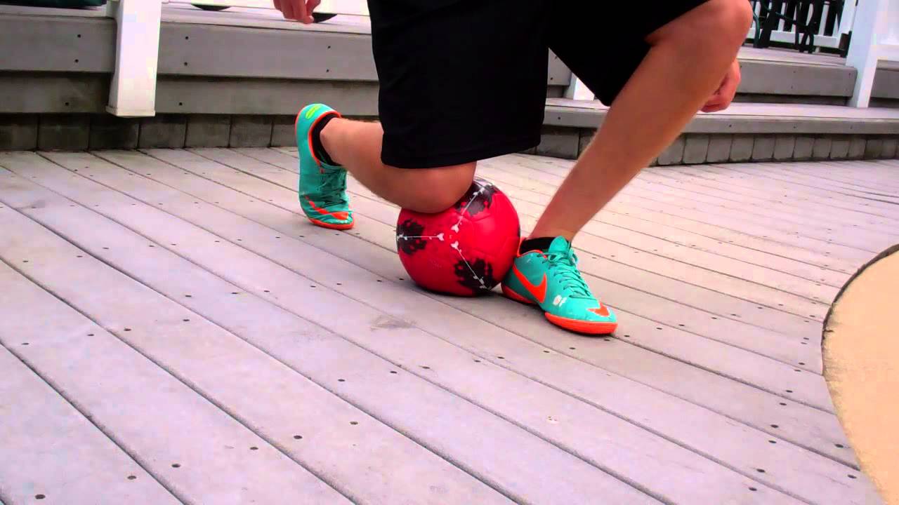Learn Freestyle Soccer: Knee Twist Flick - YouTube
