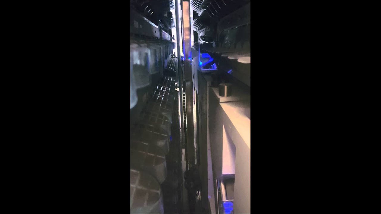 Robot parata - YouTube