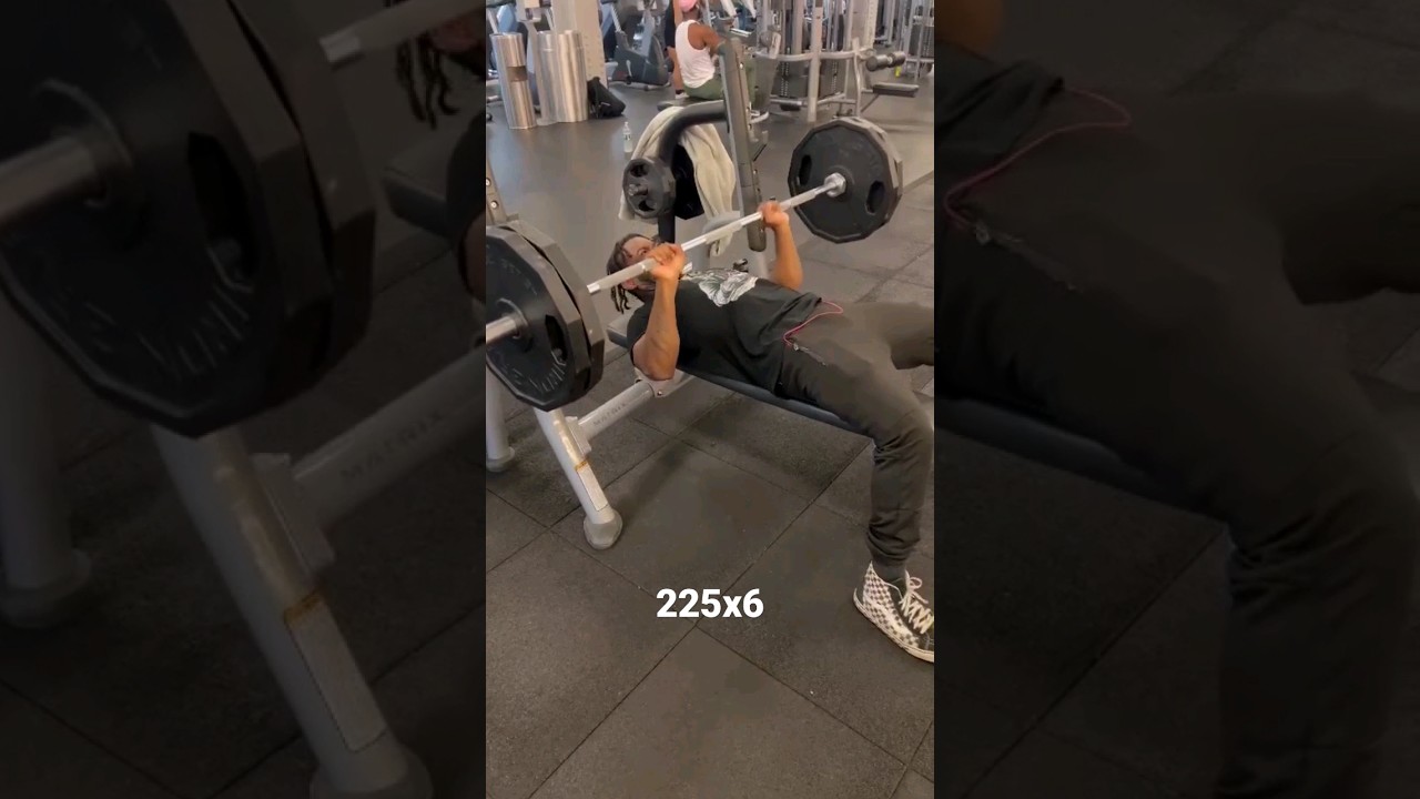 Benching 225 lbs is SUPER easy #bodybuilding #gym #powerlifting # ...