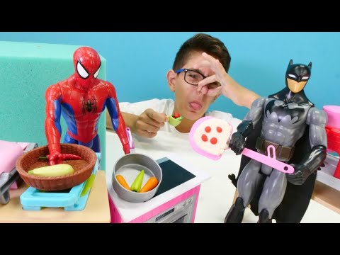 Çocuk videoları. Örümcek Adam oyuncak ve Batman oyuncak ile oynayalım.