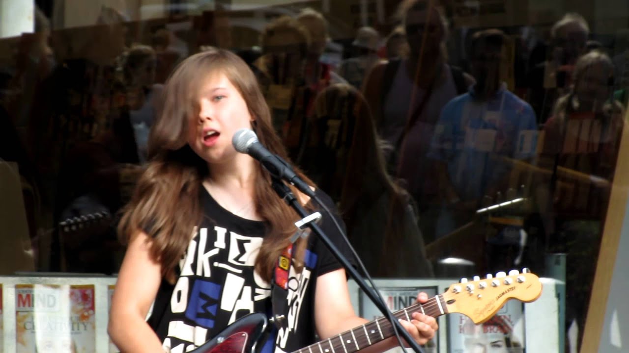 Two Girls Street Band in Helsinki + Flea - YouTube