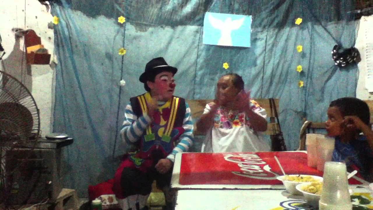 Payasito Amiguin cantando en maya - YouTube