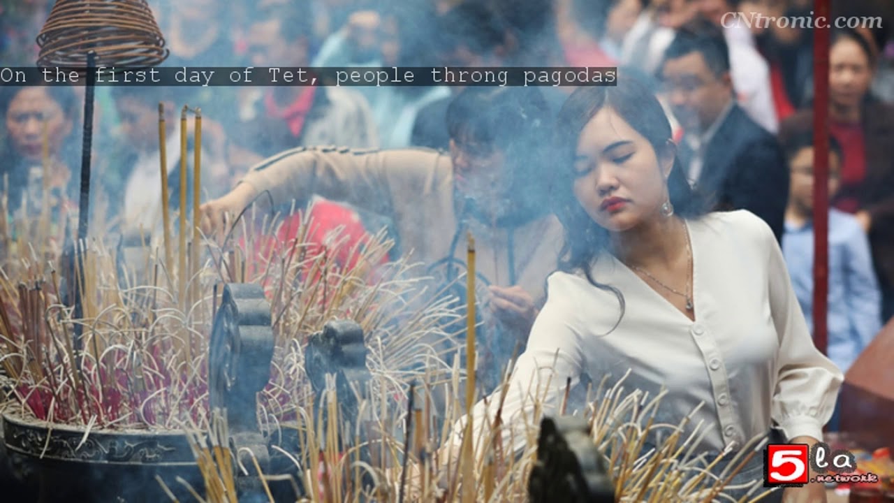 On the first day of Tet, people throng pagodas - YouTube