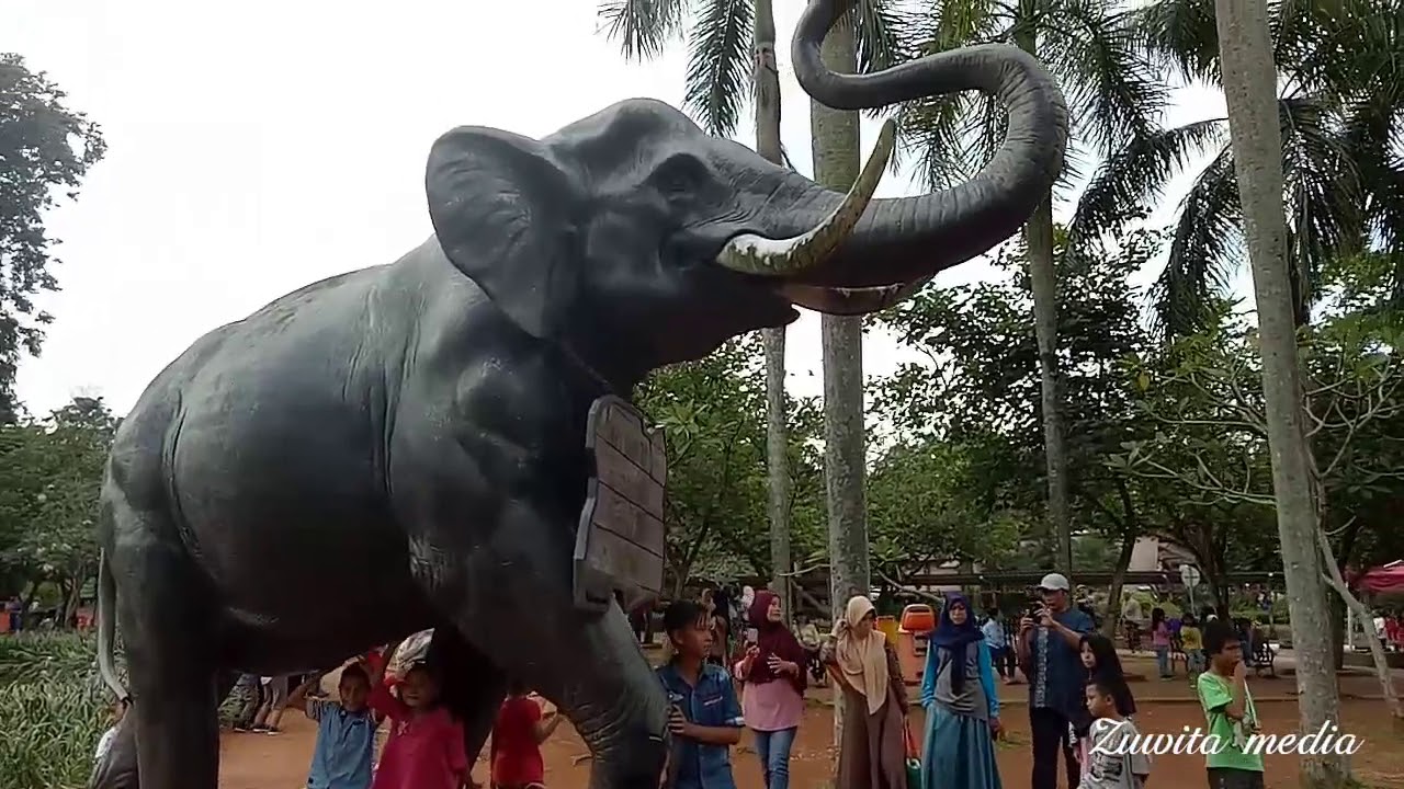 Patung gajah terbesar diragunan - YouTube