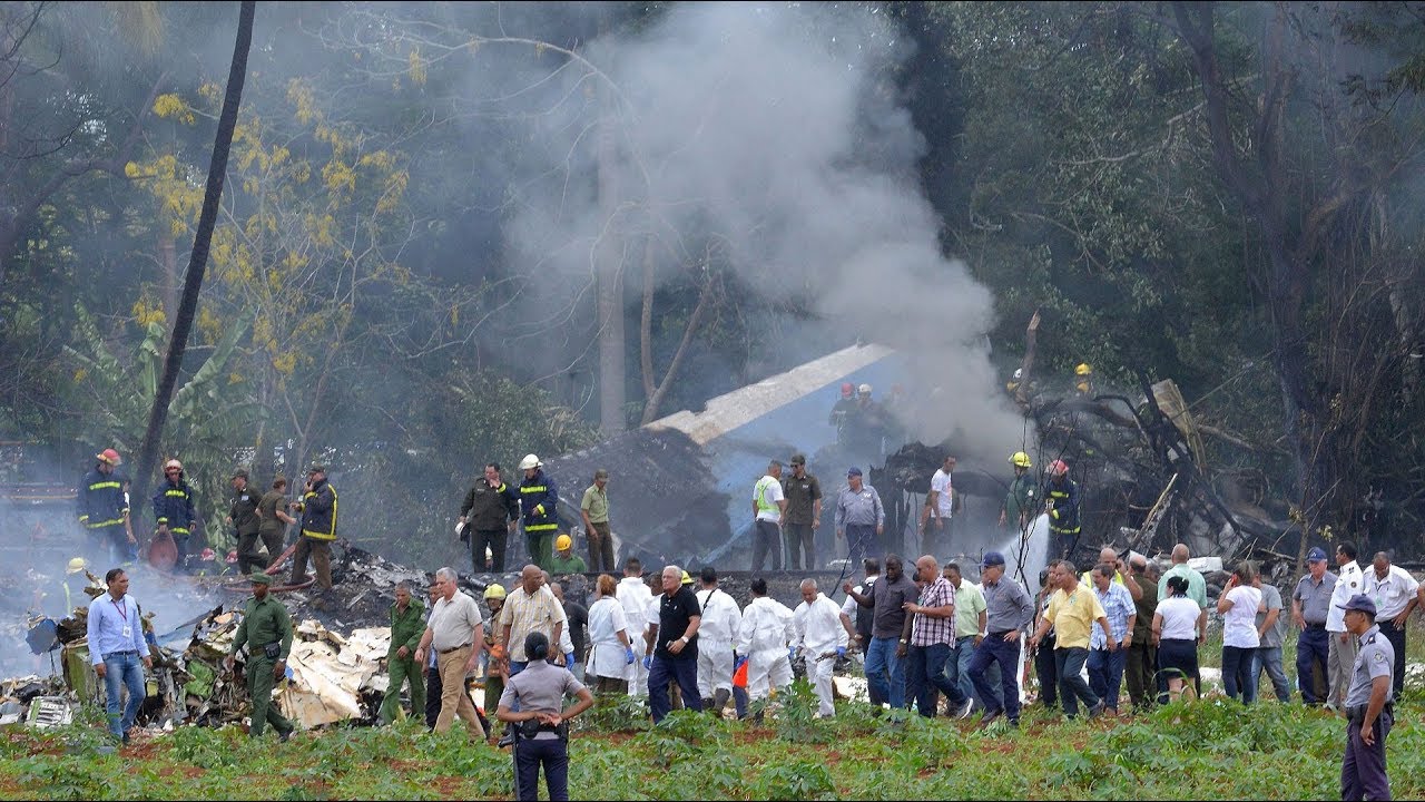 Passenger plane crashes in Havana, Cuba - YouTube