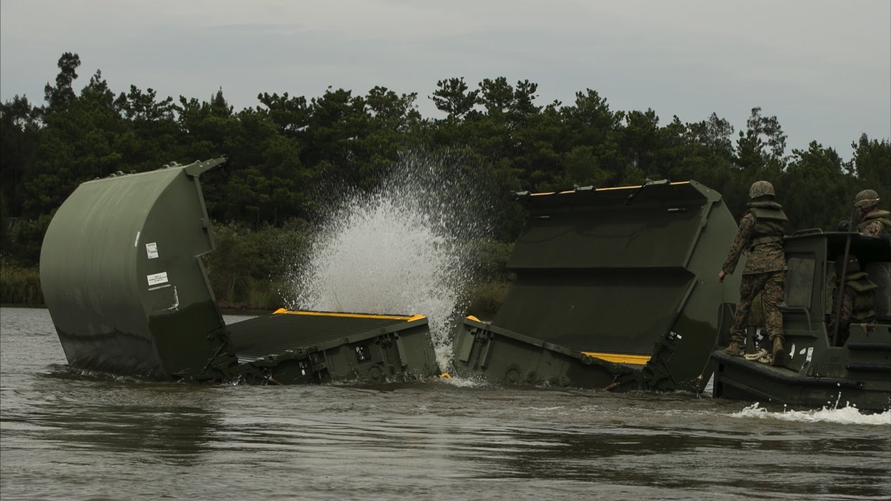 Installation d'un Pont Flottant Motorisé par l'Armé Américaine - YouTube
