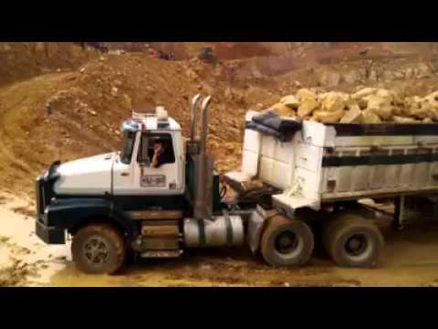 Mula intentando subir cargada - YouTube