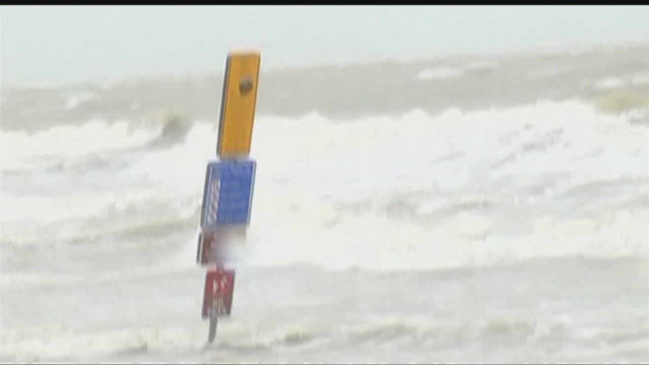 High winds on the beach - YouTube