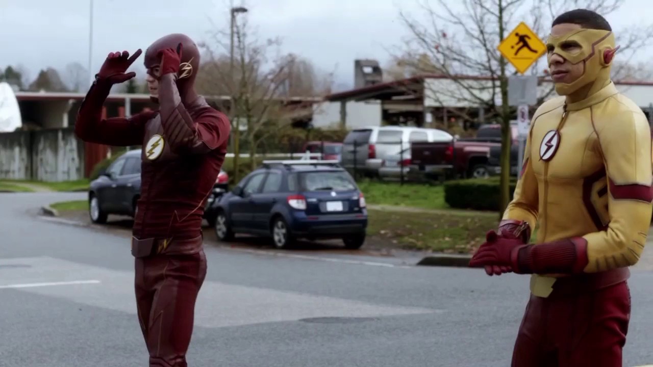 Flash beats Kid Flash in a race "TheFlash3×12" Untouchable - YouTube