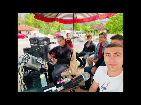 Ahmet Özer Gelinliğinle gel bir kuğu gibi Ruhunla bedenin bir bütün olsun Elektro bağlama