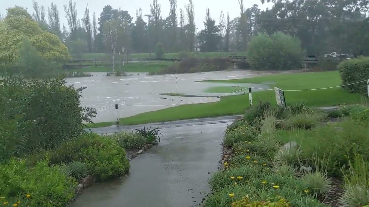 Nattai River in flood at Mittagong pool - YouTube