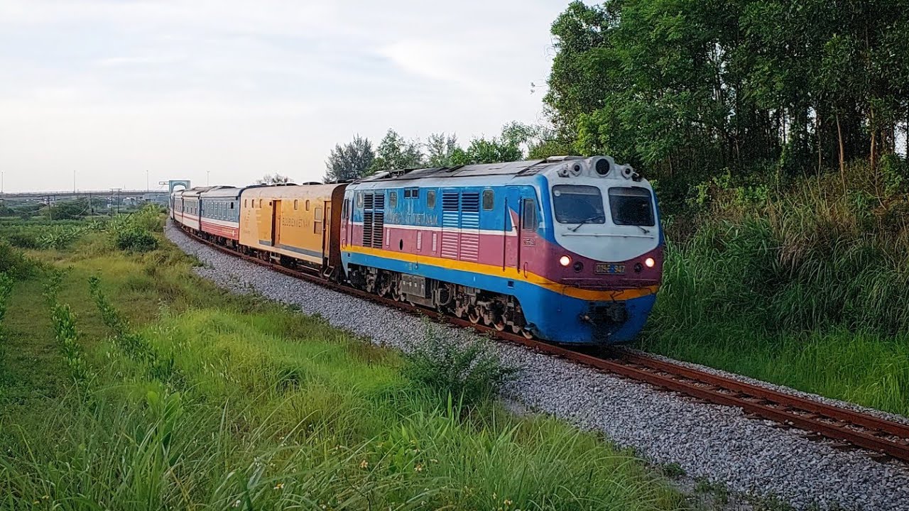 D19E-947 kéo tàu SE7 ram HN qua khu gian Đồng Hới - Lệ Kỳ ( 17:42 | 12 ...