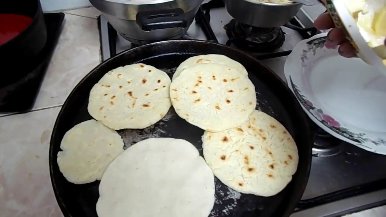 como hacer arepas de harina de PAN - YouTube