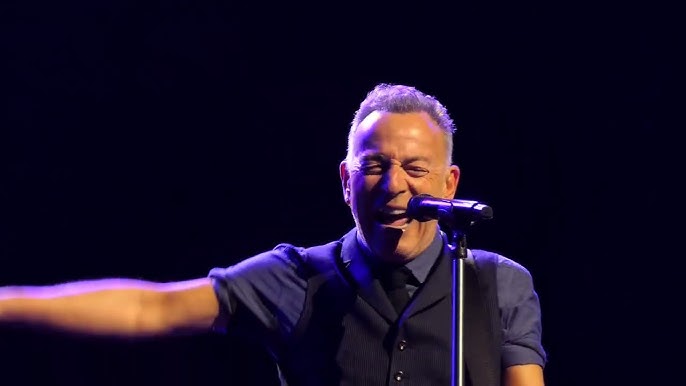 “Terrible Flight!” Bruce Springsteen Bowed Deeply To Apologize To His ... “Terrible Flight!” Bruce Springsteen Bowed Deeply To Apologize To His ...