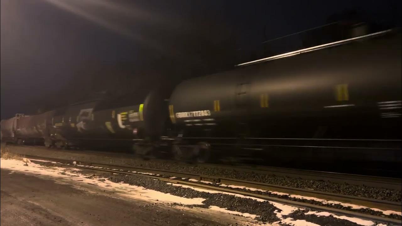 CSX 7026 CM44AC leads CSX M404 through Piscataway - YouTube