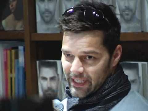 Ricky Martin firma de su libro "YO" - YouTube