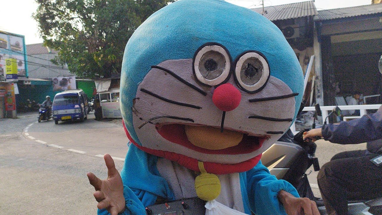 Badut mampang doraemon ngabuburit - YouTube