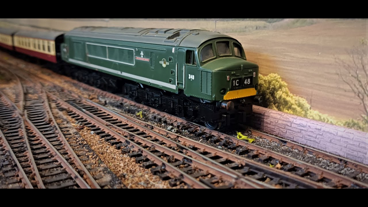 A model train railways looks at the Class 45 'Peak' pulling 13 coaches ...
