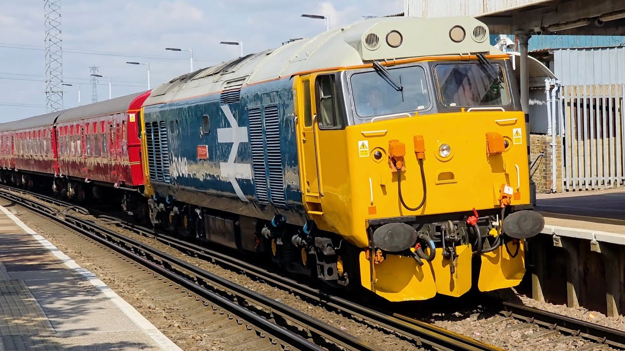 50049 + 50008 Hansen & Hall 1Z50 & 465912 Southeastern 2U76 Northfleet ...